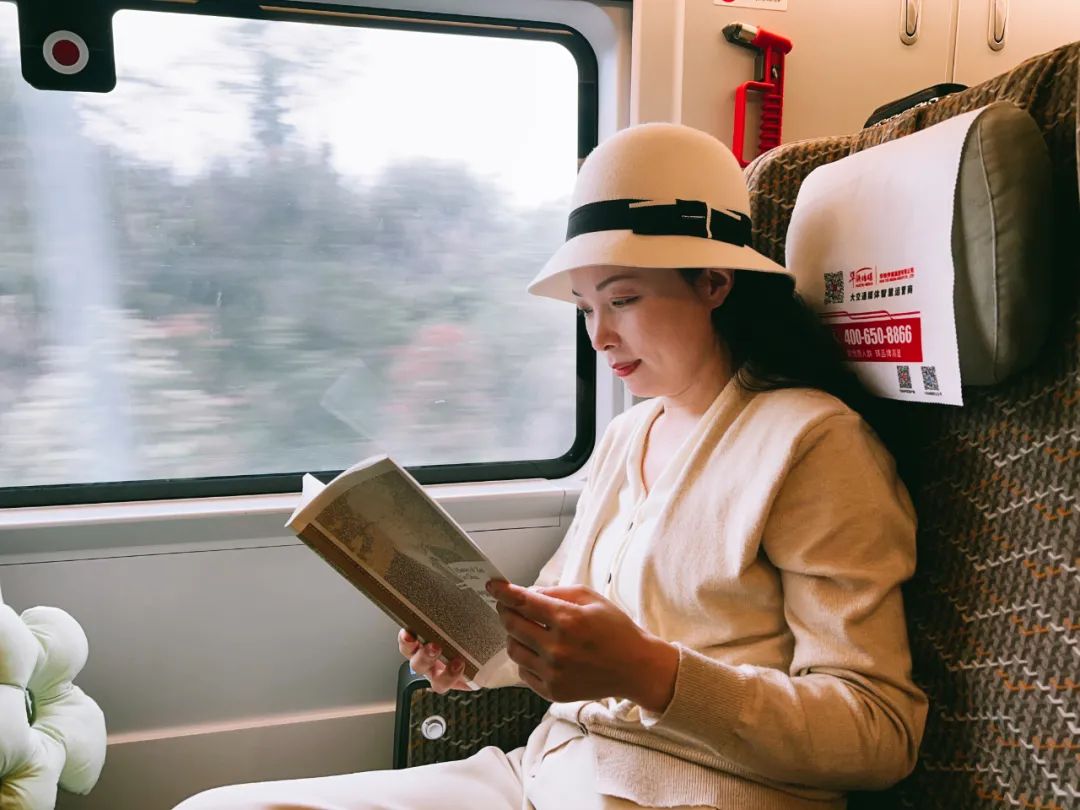 On the speeding train, enjoy the joy of reading - iNEWS