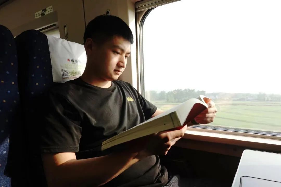 On the speeding train, enjoy the joy of reading - iNEWS