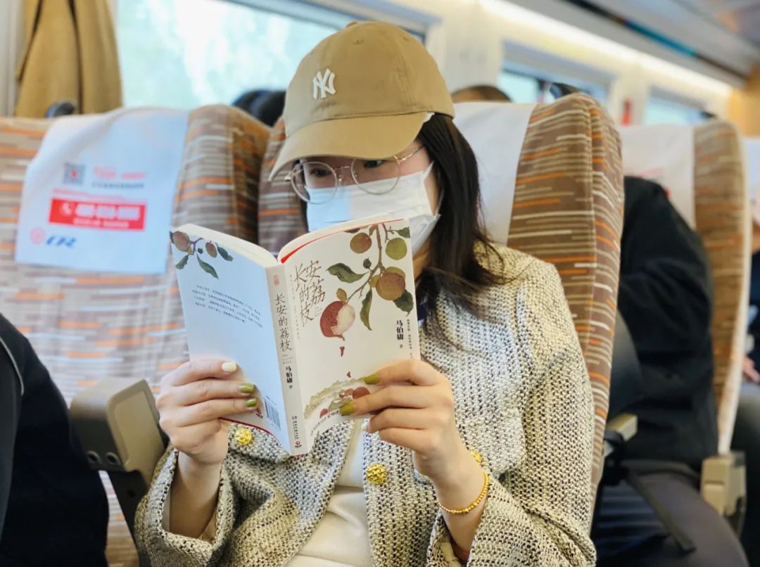 On the speeding train, enjoy the joy of reading - iNEWS