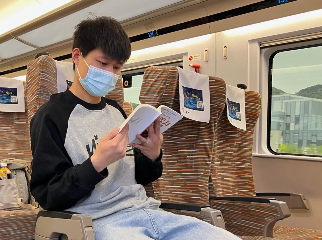 On the speeding train, enjoy the joy of reading - iNEWS