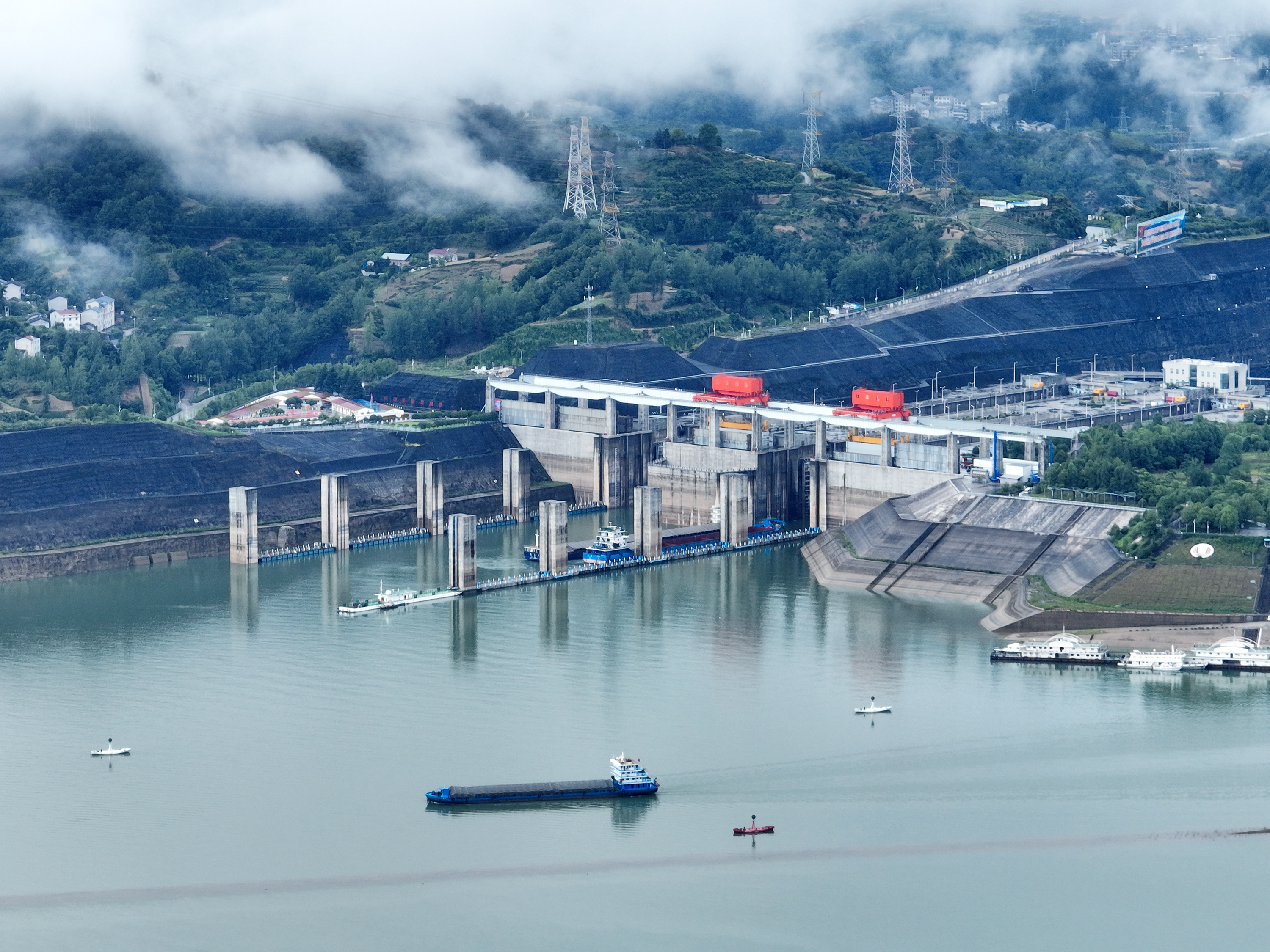 The cumulative freight volume of the Three Gorges Ship Lock has reached ...