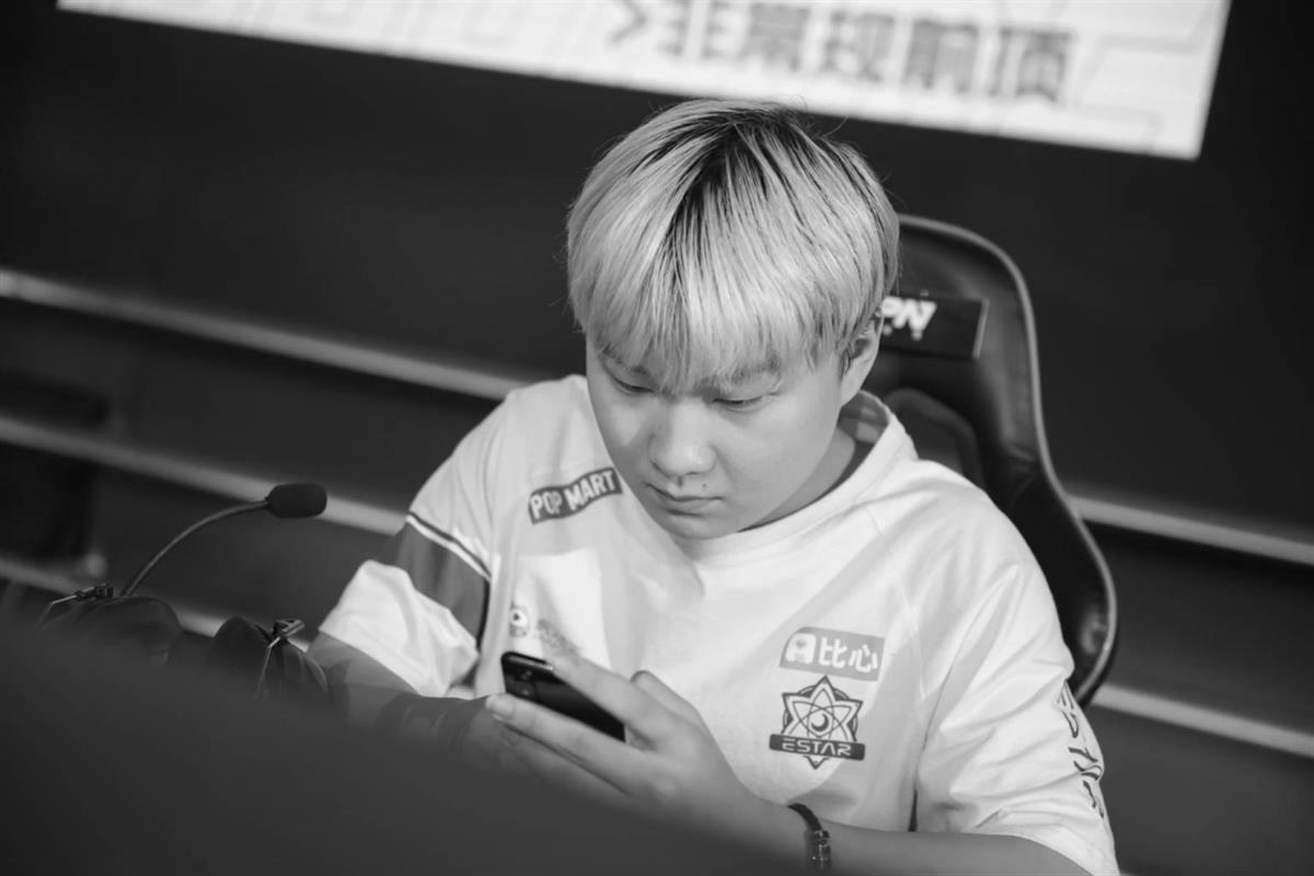 Professional e-sports player Dingdang Mao passed away at the age of 21 ...