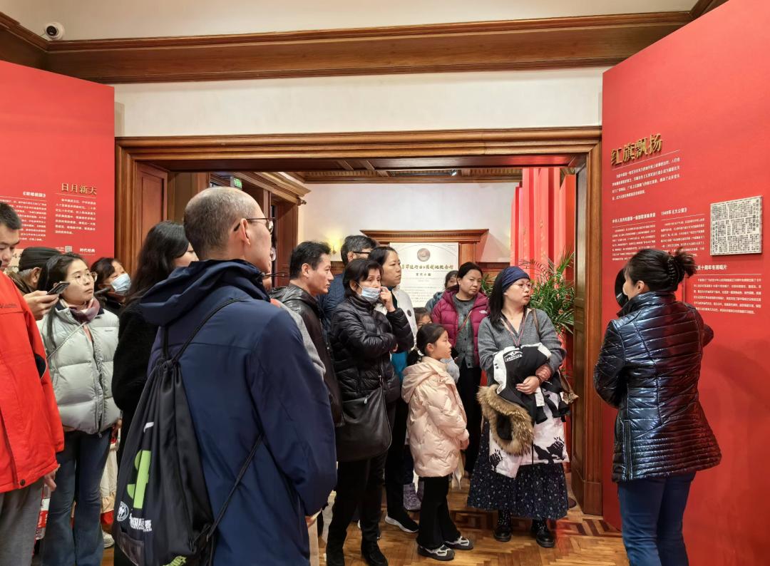 In front of the EMI building, a music flash mob opened the "New Year's ...