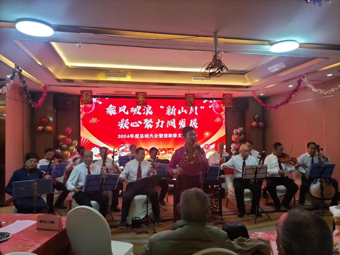 Pomegranate flowers bloom in Chengbei District, and people work ...