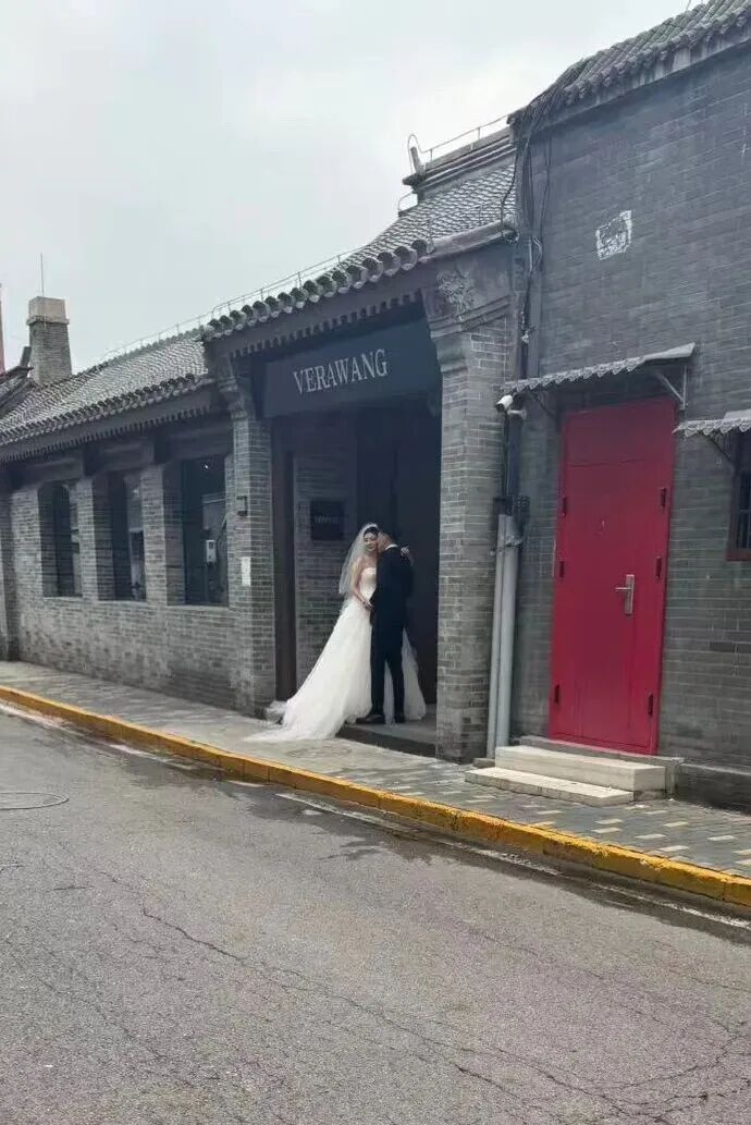 Xu Dongdong and Yin Ziwei appeared in Beijing Hutong to try on wedding ...