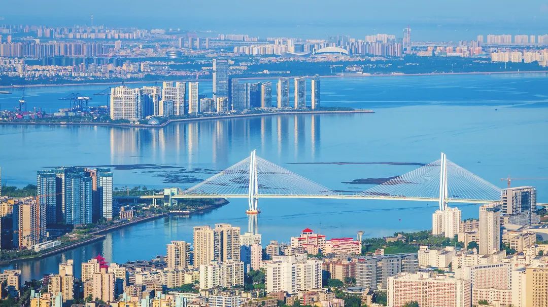 The sea is bluer, the beach is cleaner, and the bay is more beautiful ...