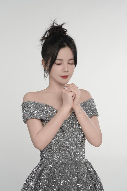 Qi Er's new single "The End of the Light" is online, with a gentle ...