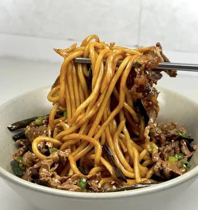 Beef and scallion oil noodles are so delicious that the whole family ...