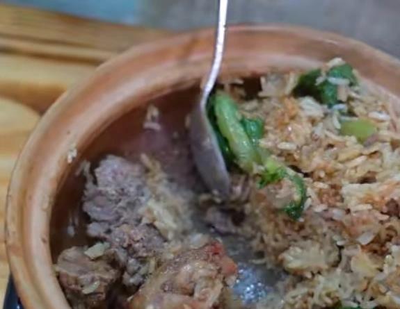 A 40-year-old man opened a clay pot rice restaurant. His signature ...